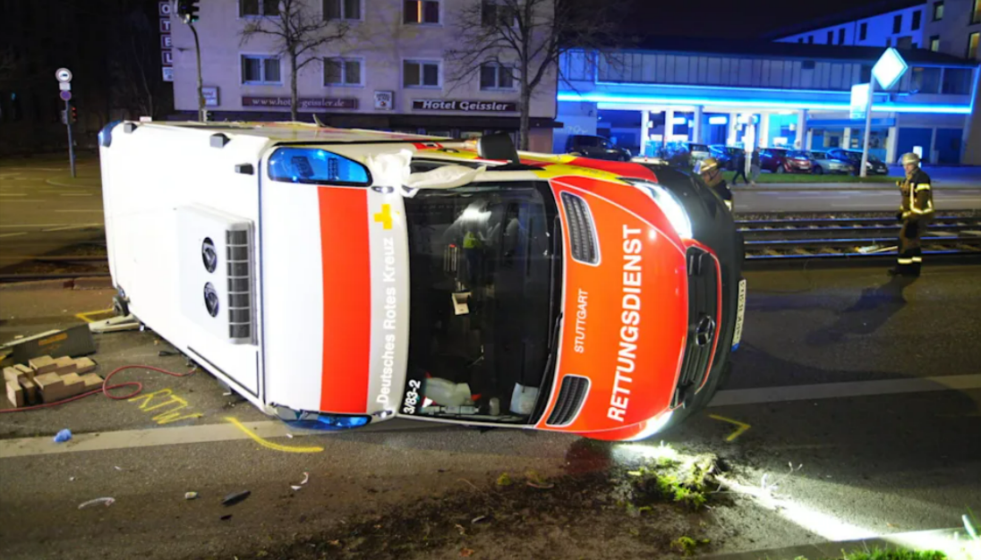 Rettungswagen verunglückt im Einsatz! Mehrere Verletzte - schwere Unfall bei Einsatz-Fahrt! Vipflash